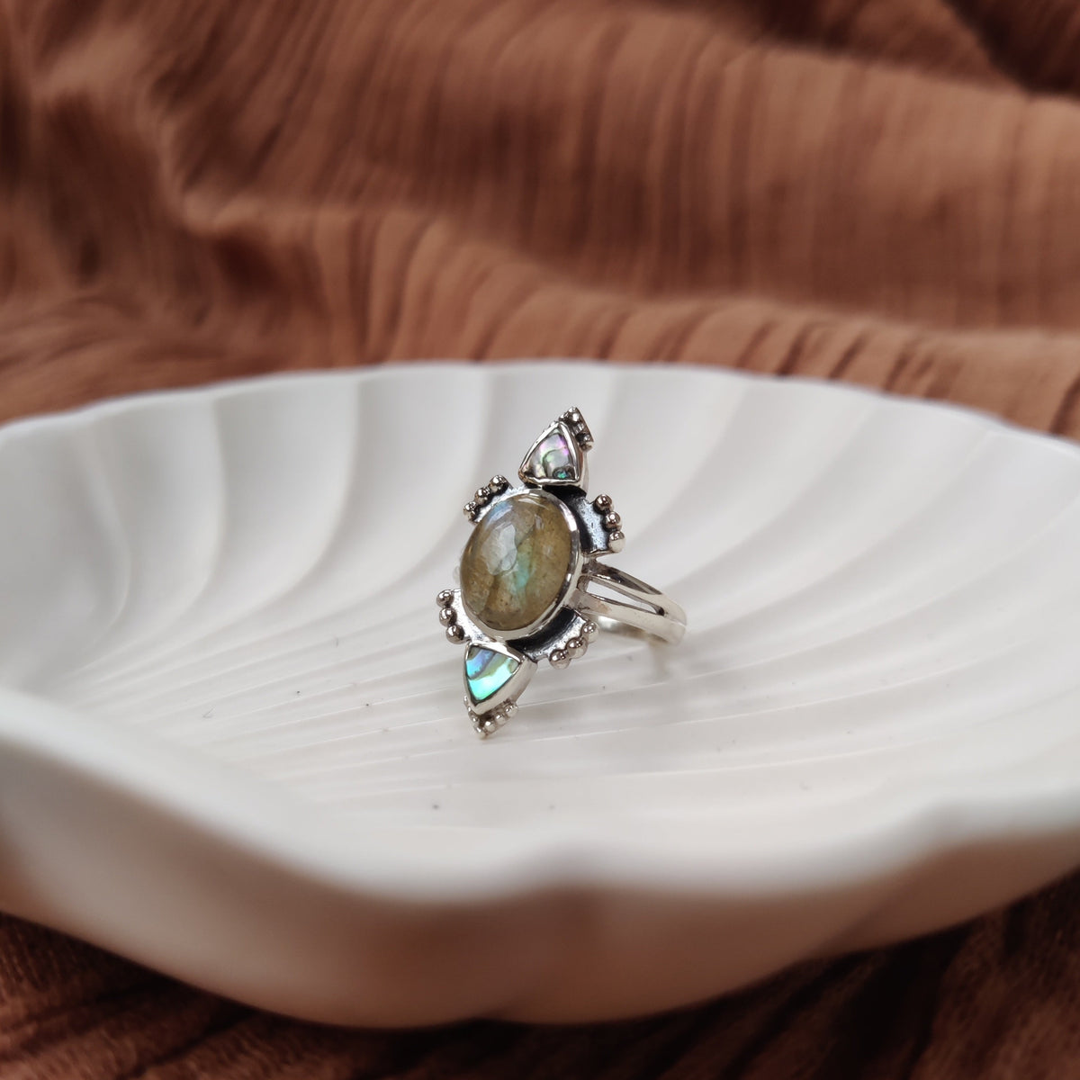 Ritual Ring ⎜ Labradorite and Abalone Shell ⎜ Silver – Noomaad